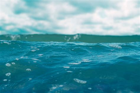 평온한 바다 파도 작은 파도가 있는 푸른 수면 가족과 함께 바다에서 휴일과 휴가를 주제로 한 배경 밝고 화창한 날에 부드러운