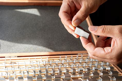 조사관이 게이지 블록을 들고 있습니다 게이지 블록은 정밀 길이를 생성하는 시스템입니다 산업에 대한 스톡 사진 및 기타 이미지 Istock