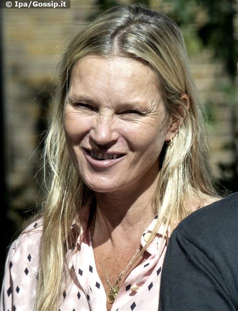 A Quasi 50 Anni Kate Moss Inizia A Mostrare I Segni Del Tempo Lo
