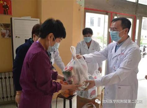 情系一线医护 慰问温暖人心——沈阳医学院附属第二医院党委书记张文峰前往方舱接种点慰问医护人员 新闻动态 沈阳医学院附属第二医院官网