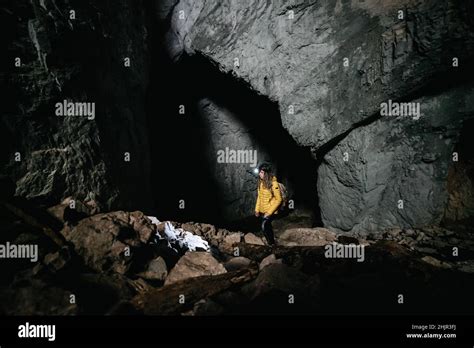 Femme Debout Devant Une Grotte Banque De Photographies Et Dimages à