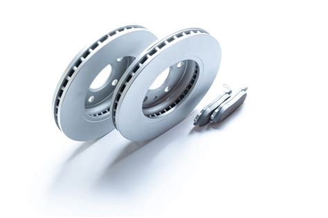 엔진 기어 흰색 배경에 자동차 정비사 예비 또는 자동차 조각 새로운 금속 자동차 부품 평평한 평지 상단 보기 복사 공간 금속에 대한 스톡 사진 및 기타 이미지 Istock