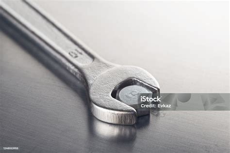 Kunci Pas Mengencangkan Baut Di Billet Baja Spanner Baut Sekrup Dan Kacangkacangan Foto Stok