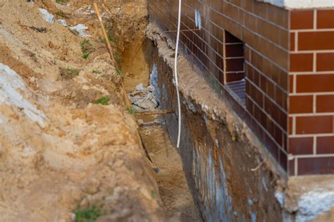 오래된 가족 집을 재건하십시오 거푸집 공사로 건설 현장 설정 지하실의 수력 분리를위한 벽돌 기초를 파고 건축 토대에 대한 스톡 사진 및 기타 이미지 Istock