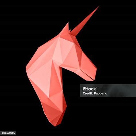 검은 배경에 유니콘 머리의 산호 색상 3d 종이 공예 모델 최소한의 예술 개념입니다 로우 폴리곤 모델링에 대한 스톡 사진 및