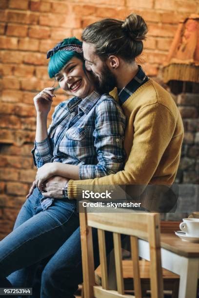 다 정한 남자 카페에서 그의 여자 친구에 게 뭔가 속삭이는 속삭임에 대한 스톡 사진 및 기타 이미지 속삭임 커플 힙스터 사람 Istock