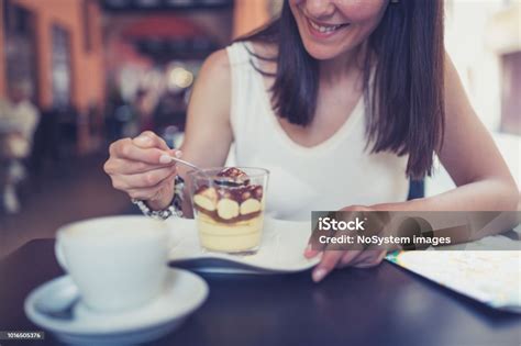 즐기는 커피와 티라미수 케이크 이탈리아 베로나에에서 이탈리아 발견 하는 젊은 여성 관광 25 29세에 대한 스톡 사진 및 기타 이미지 25 29세 30 34세 거리