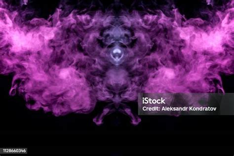 다채로운의 스트림에서 추상 신비로운 박쥐 실루엣 정리 날개 연기 Vape 네온 불빛에 의해 조명에서 증발 개념에 대한 스톡 사진 및 기타 이미지 Istock