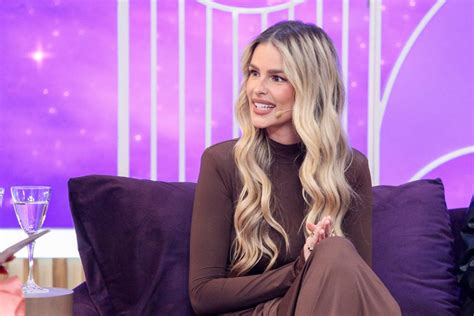 Yasmin Brunet Chama Atenção Na Praia Ofuxico