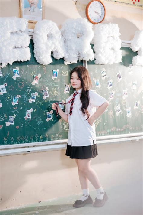 실내 10대 10대 포즈 공부하다 교복 교실 교육 교육 개념 교육 배경 교육적 주제 배우다 분필 그림 빨간 넥타이 세련된 교복 수업 설정