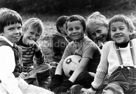 Ddr Bildarchiv Berlin Kindern Und Jugendliche Auf Einem Fußballplatz Im Volkspark