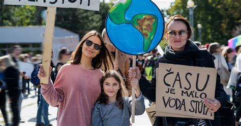 기후 변화에 대한 세계적인 파업에 대한 플래카드와 포스터를 든 사람들 사진 Unsplash의 기후 행동 이미지