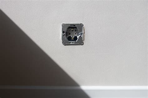 벽에 콘센트 또는 스위치 설치를 위한 소켓 상자 및 전선이 있는 새로운 전기 소켓 0명에 대한 스톡 사진 및 기타 이미지 0명 러시아 리노베이션 Istock