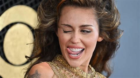 Miley Cyrus Laat Zalmsperma Injecteren In Gezicht