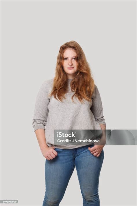 하얀 벽 배경에 서 있는 캐주얼 차림의 성숙한 여성 스튜디오 초상화 비만증에 대한 스톡 사진 및 기타 이미지 비만증 청년 성인 30 34세 Istock