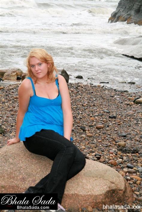 Sexy Chicks Love Showing Off Their Hot Curves In Different Scenes 16 Photos