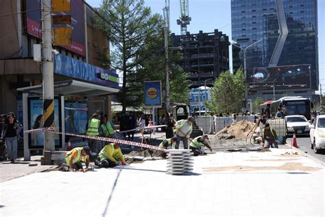 Х Нямбаатар Явган зам засварын хүрээнд сольсон эвдрэлгүй хуучин хавтанг гэр хороололд тавихаар