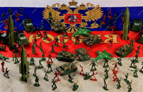 Игрушечные солдатики и армейские доспехи, баллистические ракеты на фоне ...