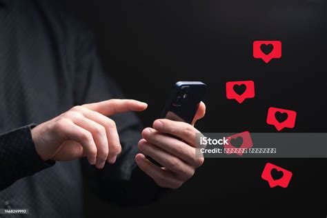 스마트 폰을 들고 소셜 네트워크에서 등을 수신하는 사람 가상현실에 대한 스톡 사진 및 기타 이미지 가상현실 개념 공동체 Istock