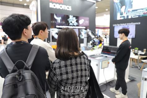 스마트공장·자동화산업전 참관객 향해 ‘브이모션 취하는 로봇핸드