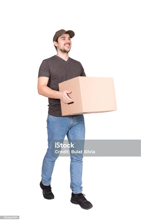 이동에 쾌활한 배달 남자 전체 길이 의 초상화 흰색 배경에 고립 된 고객에게 골판지 소포 상자를 들고 걷는 택배 배달 패키지 우수한 서비스 개념 격리에 대한 스톡 사진 및
