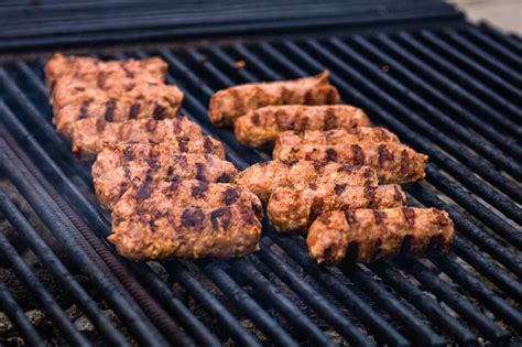 길거리 음식 축제에서 숯불 그릴 돼지 고기 스테이크 닭 가슴살 소시지 고기 갈비 조각 루마니아어 다진 고기 에 육즙 이 김이 고기 Food Festival에 대한 스톡 사진