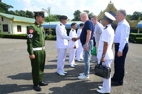 ရုရှားရေတပ်ဦးစီးချုပ် Admiral Nikolai A Evmenov ဦးဆောင်သော ချစ်ကြည်ရေးကိုယ်စားလှယ်အဖွဲ့နှင့် ရုရ