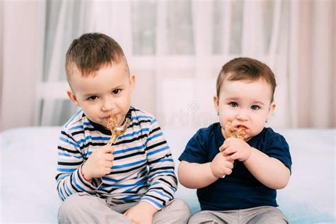 Hermano Y Hermana Comen Chupetes En Forma De Polla Foto De Archivo Imagen De Menor Travieso