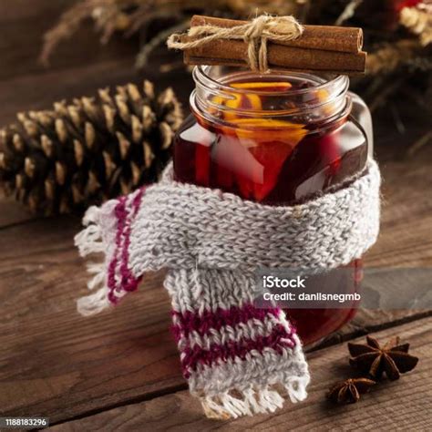 텍스처 배경에 오렌지와 향신료와 크리스마스 멀드 와인 의 두 잔 선택적 초점 공간을 복사합니다 축하에 대한 스톡 사진 및 기타 이미지 Istock