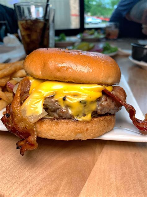 B 52 Burgers And Brew Lakeville The Classic Burger Reviews
