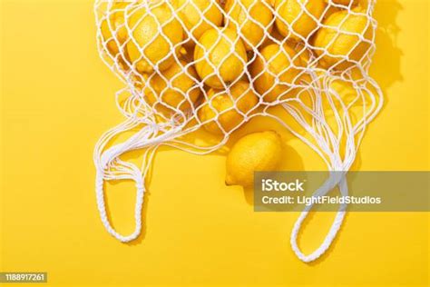 노란색 배경에 에코 문자열 가방에 신선한 잘 익은 전체 레몬의 상단보기 0명에 대한 스톡 사진 및 기타 이미지 0명 노란색 배경 레몬 Istock