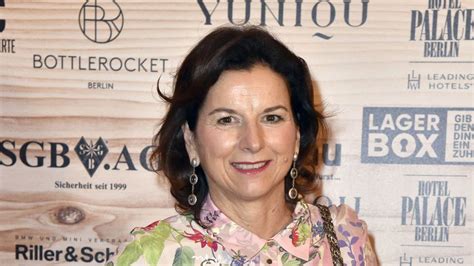 Komplett Nackig Hier Lässt Claudia Obert Die Hüllen Fallen