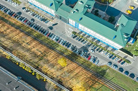 사무실 건물 및 주차 된 자동차가있는 주차장 화창한 날의 도시 풍경 0명에 대한 스톡 사진 및 기타 이미지 0명 가을 가을 단풍 Istock