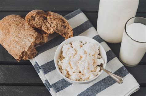 천연 코티지 치즈 접시 젖소 우유 한 잔 회색 배경에 수건에 신선한 호밀 빵 2 개 마실 것에 대한 스톡 사진 및 기타 이미지 마실 것 배수구 병 Istock