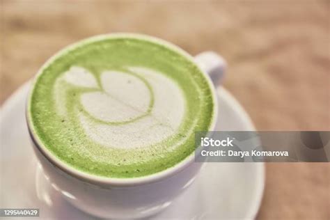 복사 공간이있는 카페에서 나무 배경과 냅킨에 말차 라떼 컵 커피 마실 것에 대한 스톡 사진 및 기타 이미지 커피 마실 것 크림 유가공 식품 호화로움 Istock