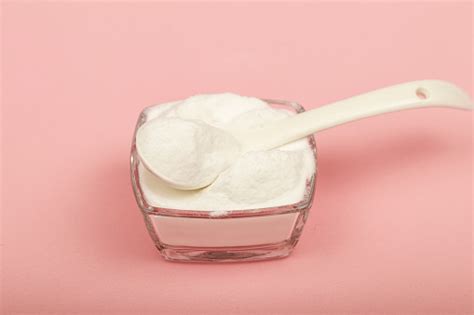 분홍색 배경에 콜라겐 파우더 추가 단백질 섭취 피부 뼈 관절 및 장건강을 위한 천연 미용 및 건강 보조 식품 식물 또는 생선 기반 플랫레이 상단 보기 텍스트의 공간을