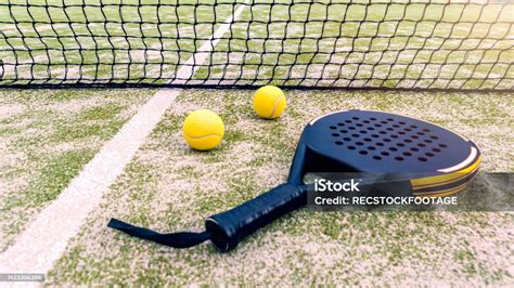 파델 라켓과 노란 공은 야외 녹색 코트 잔디 잔디에 그물 뒤에 0명에 대한 스톡 사진 및 기타 이미지 0명 경쟁 공 스포츠 장비 Istock