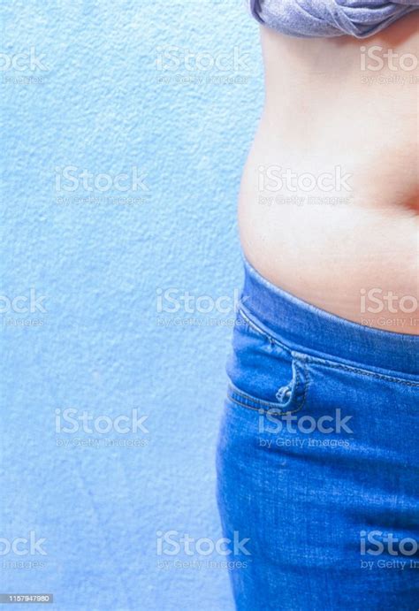 뚱뚱한 여자는 허리의 과잉 지방을 보여줍니다 뚱뚱한 여자는 과체중이 있다 건강관리와 의술에 대한 스톡 사진 및 기타 이미지 건강관리와 의술 과도 과체중 Istock