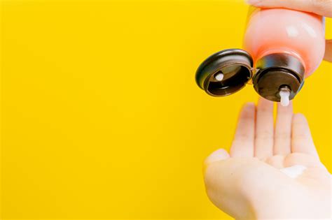 봄과 여름 시즌에 여성 라이프 스타일과 활동을 위한 웹 배너 디자인 뷰티 우먼 핸드 홀드 스킨 트리트먼트 병을 오른손에 들고 노란색 파스텔 배경으로 그녀의 손에 치료 건강