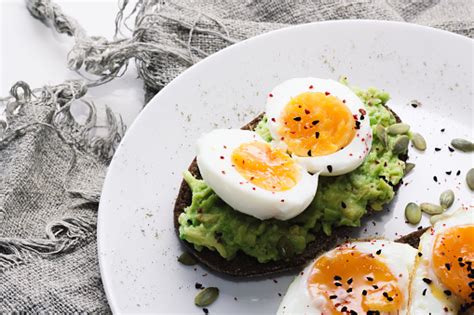 신선한 야채 아보카도 삶은 계란과 올리브 기름 및 빵과 호박 씨앗 샌드위치 건강 한 다이어트 또는 흰색 배경에 채식 음식 토스트에 Yolks와 샐러드 0명에 대한 스톡 사진