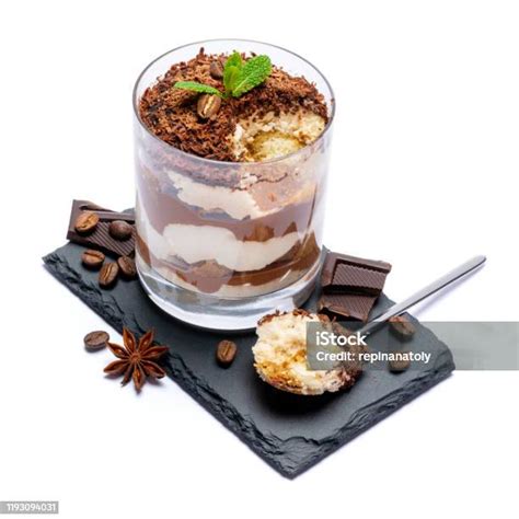 유리 컵에 클래식 티라미수 디저트와 클리핑 경로와 흰색 배경에 돌 도마에 초콜릿 조각 0명에 대한 스톡 사진 및 기타 이미지 0명 도마 요리 도구 마스카포네 치즈