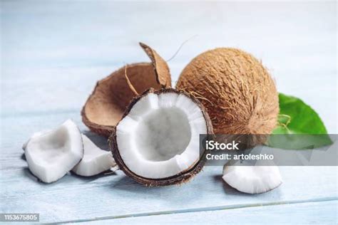 파란색 나무 배경에 흰색 펄프와 함께 코코넛을 엽 니 화장품에 널리 사용 되는 유기농 건강 채식 제품 건강한 식생활에 대한 스톡 사진 및 기타 이미지 Istock