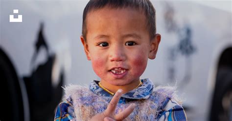 Un Jeune Garçon Debout Devant Une Voiture Blanche Photo Photo 中国