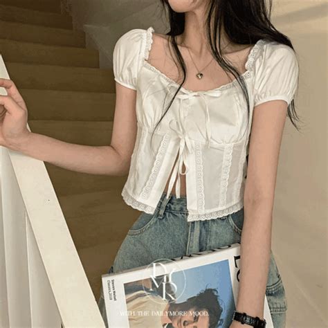 데일리모어 러힙 대대장템 프릴 레이스 리본 스퀘어넥 펀칭 밴딩 오프숄더 트임 크롭 반팔 블라우스