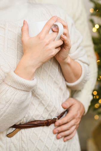 남자는 차 한 잔으로 소녀를 껴안고 가까이 흰색 니트 옷을 입은 남자와 여자 발렌타인 데이의 배경 2022년에 대한 스톡 사진 및 기타 이미지 Istock