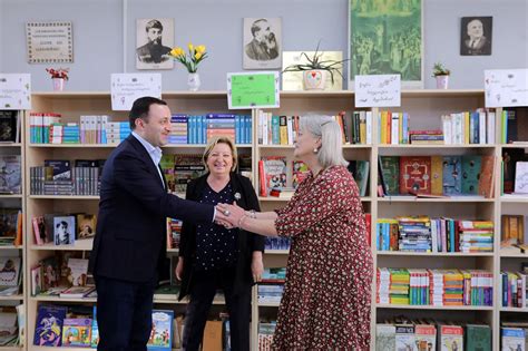 პრემიერ მინისტრმა ირაკლი ღარიბაშვილმა ახლად რეაბილიტირებული ოზურგეთის პირველი საჯარო სკოლა