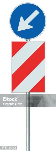 필수 유지 왼쪽 장애물 우회 도로 표지판 고립 유럽 교통 안전 장벽 표지판 기둥 포스트 큰 파란색 라운드 차선 경로 경로 변경 도로변 규제 경고 흰색 오른쪽 화살표 빨간색