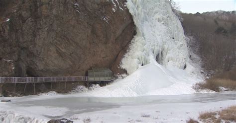 물줄기 따라 얼어붙은 폭포강원 체감온도 영하 20도