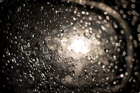 무료 이미지 하락 보케 검정색과 흰색 밤 사진술 햇빛 창문 유리 시티 어두운 흐름 날씨 어둠 검은 화려한 단색화 조명 원 생명 닫다