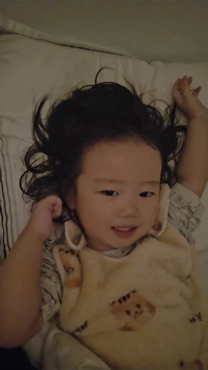 누워서 할머니에게 인사하는 애기 21개월 서빈 Youtube